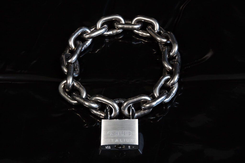 Chain Collar with Padlock - hornykinkyboy.com