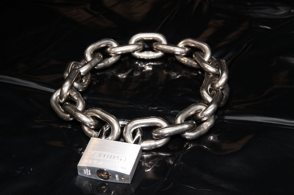 Chain Collar with Padlock - hornykinkyboy.com
