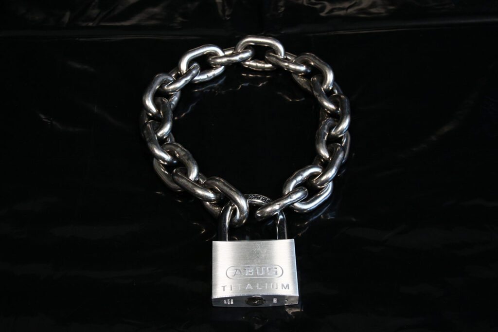 Chain Collar with Padlock - hornykinkyboy.com