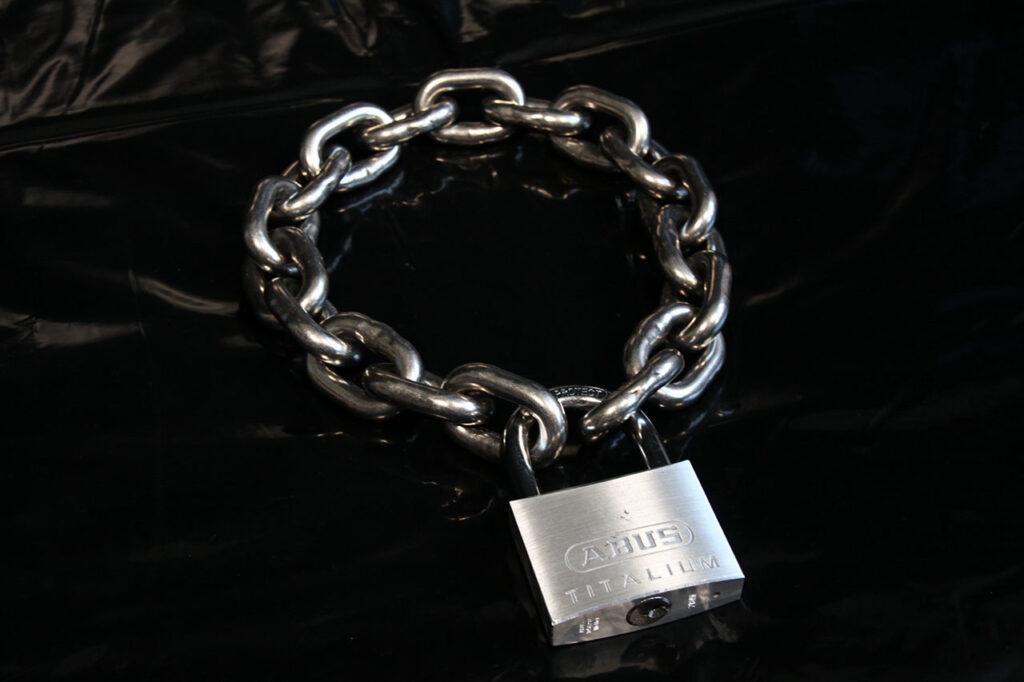 Chain Collar with Padlock - hornykinkyboy.com