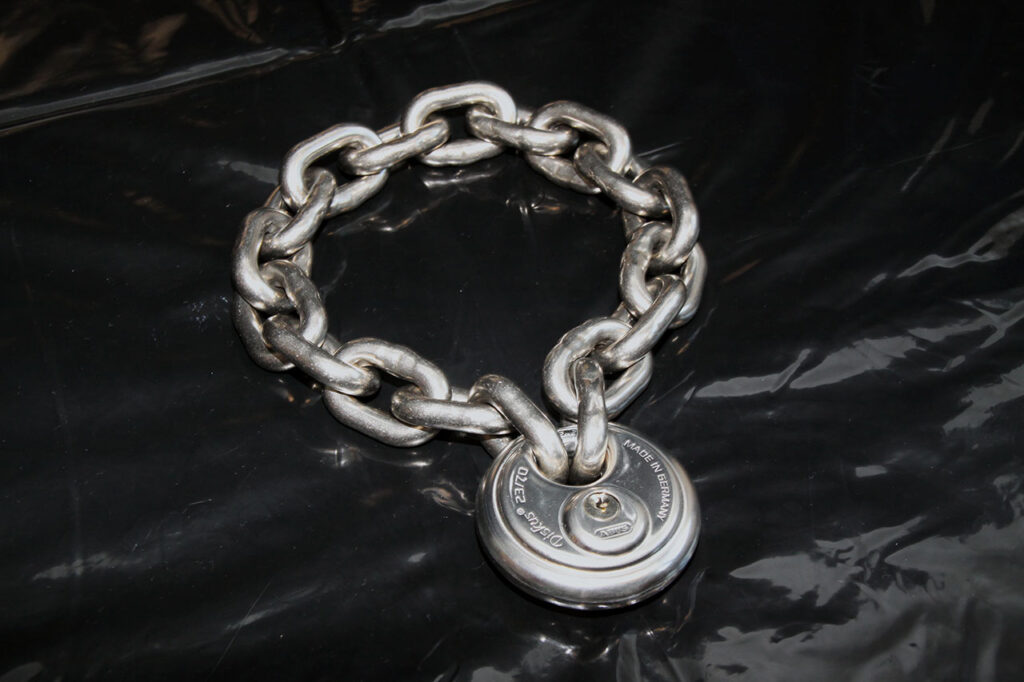 Chain Collar with Padlock - hornykinkyboy.com