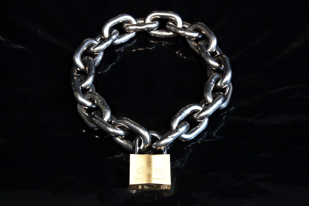 Chain Collar with Padlock - hornykinkyboy.com