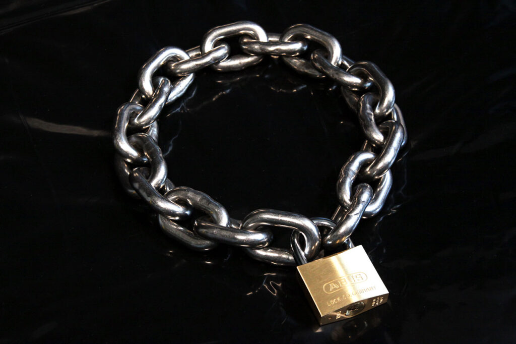 Chain Collar with Padlock - hornykinkyboy.com